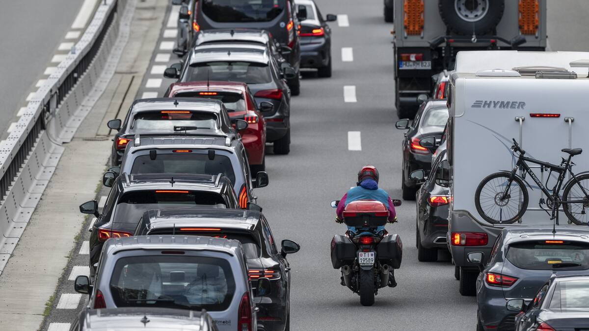 An allen anderen vorbei: Dürfen Töffs im Stau auf der Autobahn überholen?
