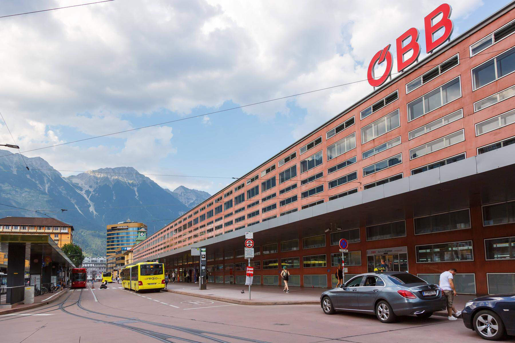 Großeinsatz der Polizei: Innsbrucker Hauptbahnhof nach Bombendrohung ... Großeinsatz der Polizei: Innsbrucker Hauptbahnhof nach Bombendrohung ...