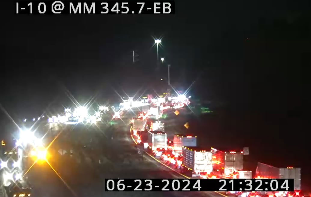 At least 1 dead, multiple injured in crash on I-10 westbound At least 1 dead, multiple injured in crash on I-10 westbound