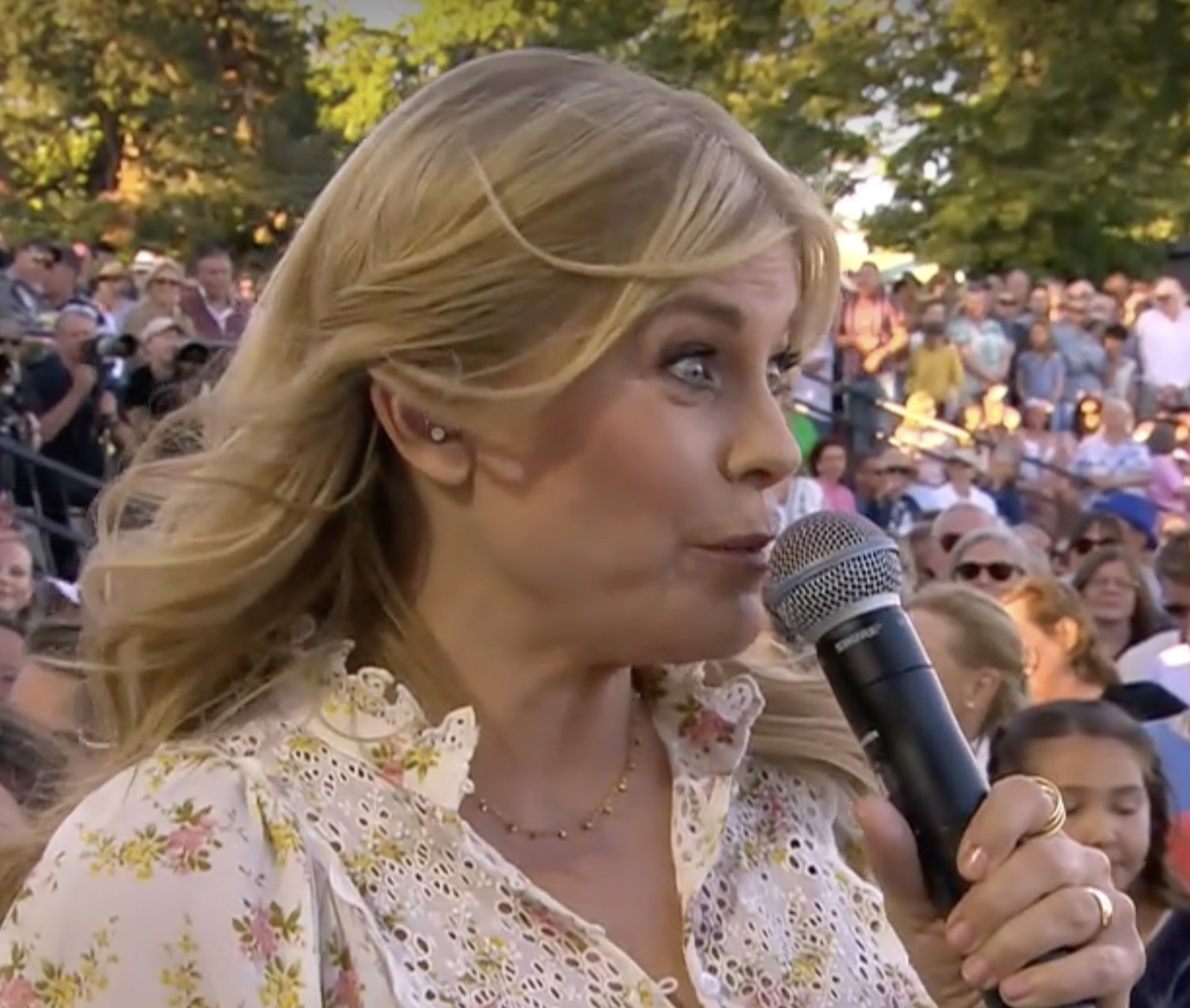 Pernilla Wahlgrens stora oro för maken Christian Bauer under allsången ... Pernilla Wahlgrens stora oro för maken Christian Bauer under allsången ...