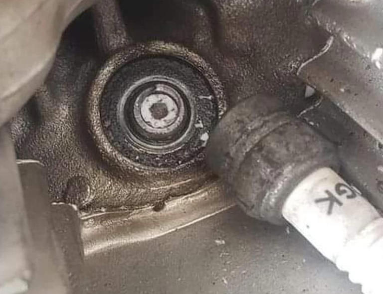 Kapan Waktu yang Tepat Ganti Busi Mobil? Kenali Tanda-tanda Ini