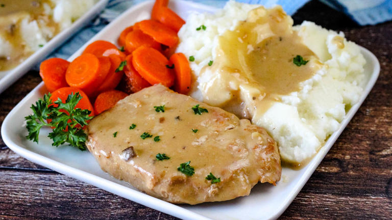 A Super Simple And Delicious Way To Prepare Pork Chops - Delicious Pork ...