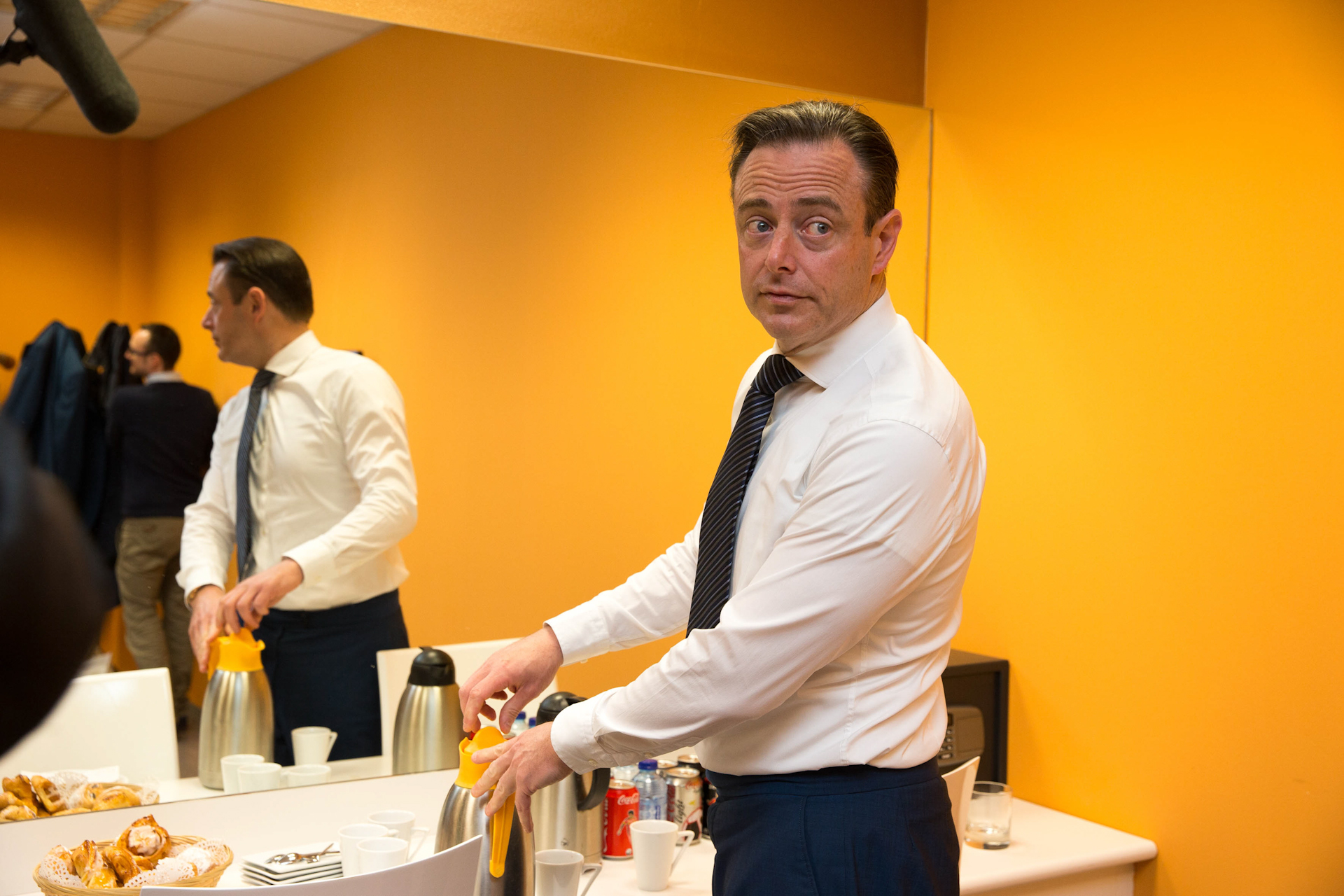 Bart De Wever houdt indringer onder schot