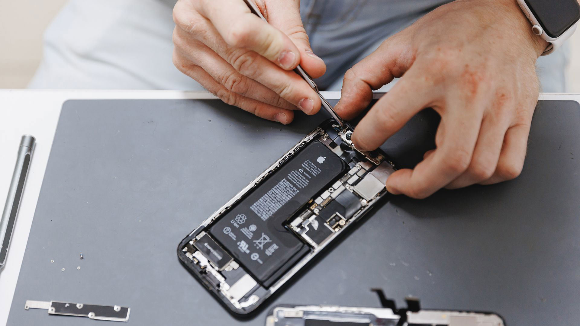 Apple doesn’t think prioritizing repairability is always good for the ... Apple doesn’t think prioritizing repairability is always good for the ...