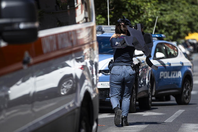 Rapina nel parcheggio di un hotel a Roma, un ferito grave Rapina nel parcheggio di un hotel a Roma, un ferito grave