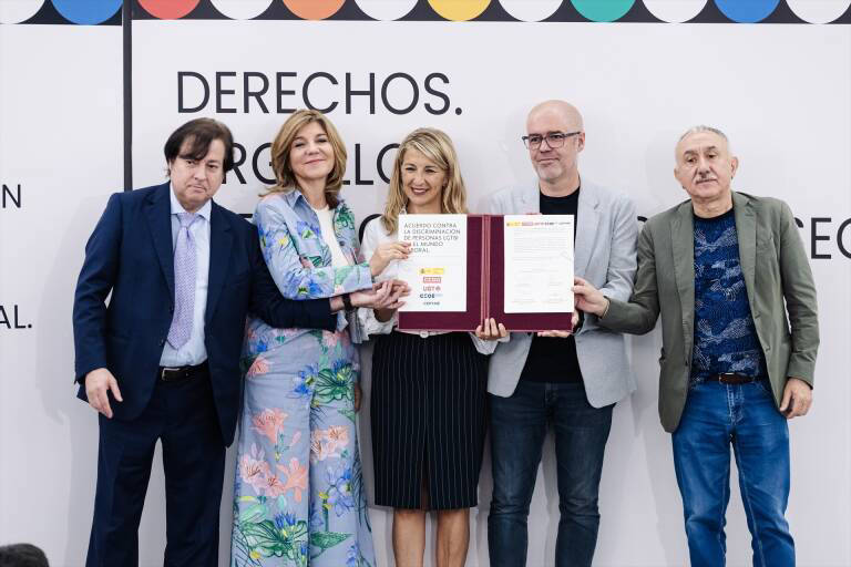Gobierno y agentes sociales firman el acuerdo contra el acoso LGTBI en ... Gobierno y agentes sociales firman el acuerdo contra el acoso LGTBI en ...