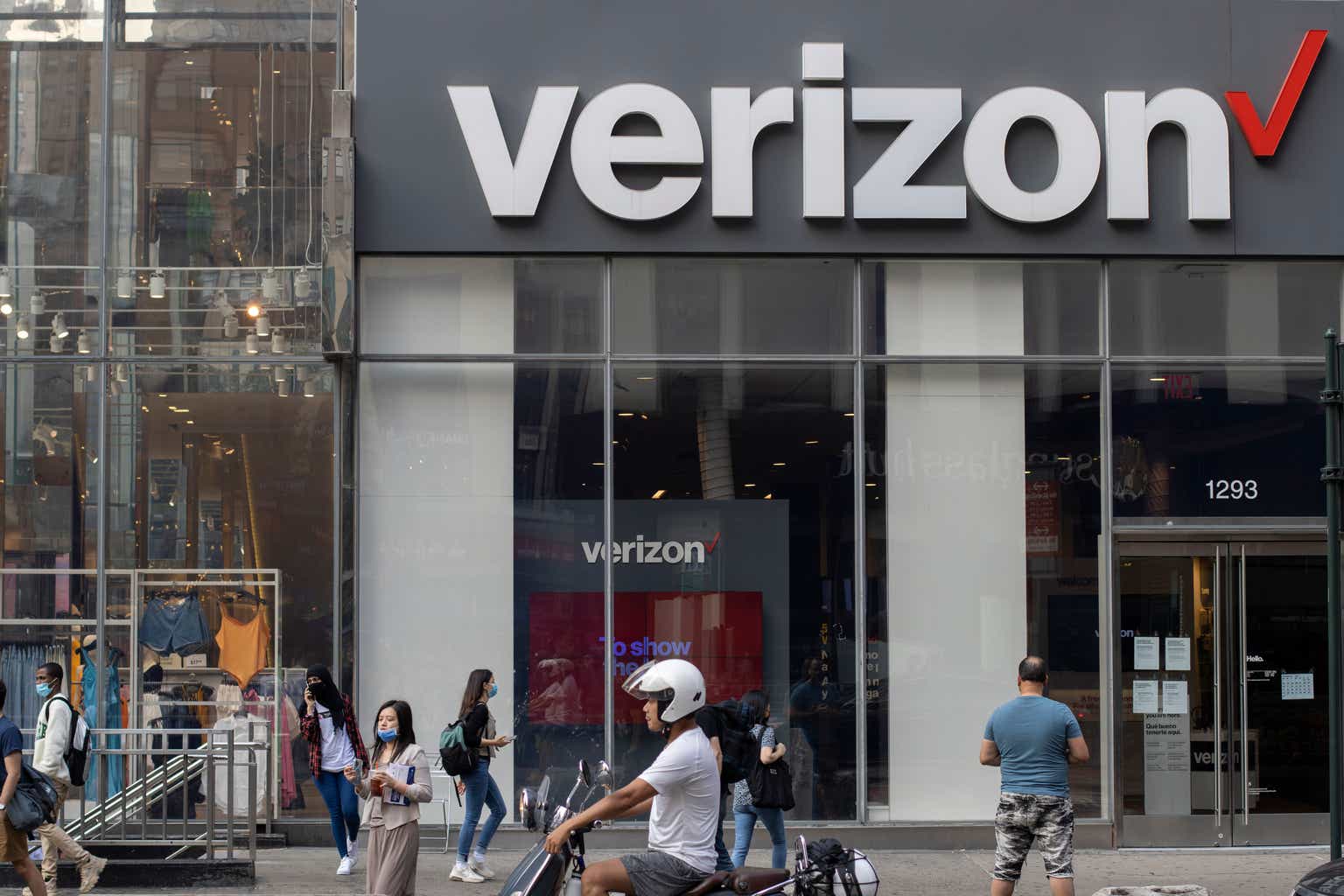 Verizon announces up to $2.8B private exchange, cash tender offers for ...