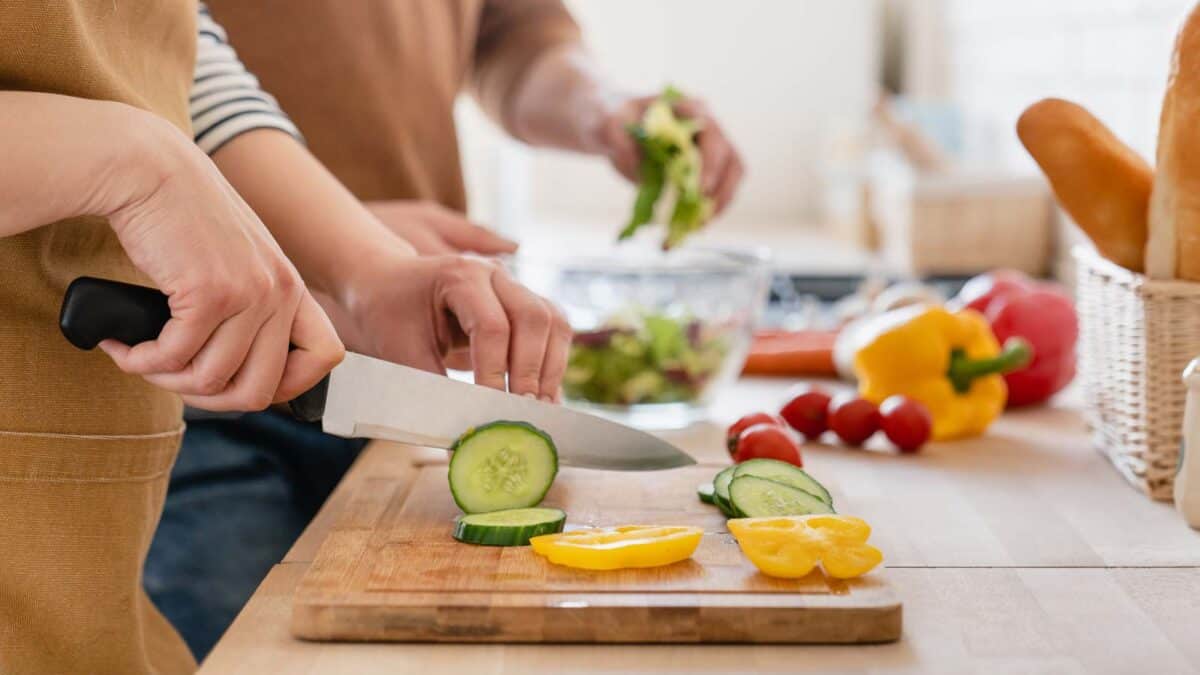 10 Everyday Cooking Habits That Compromise Food Safety