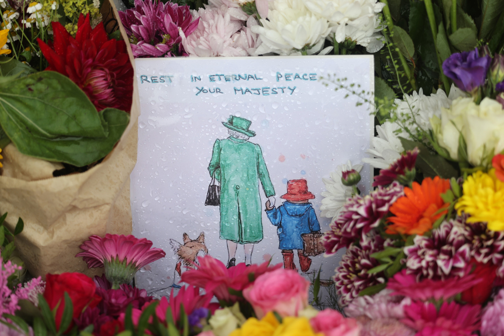 Vreemde dingen die mensen achterlaten bij beroemde graven