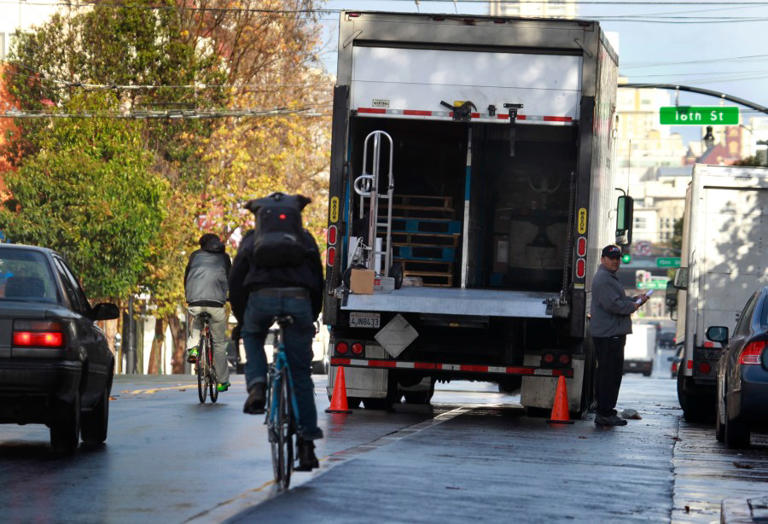 Valencia center bike lane to be removed, replaced with side-running lane