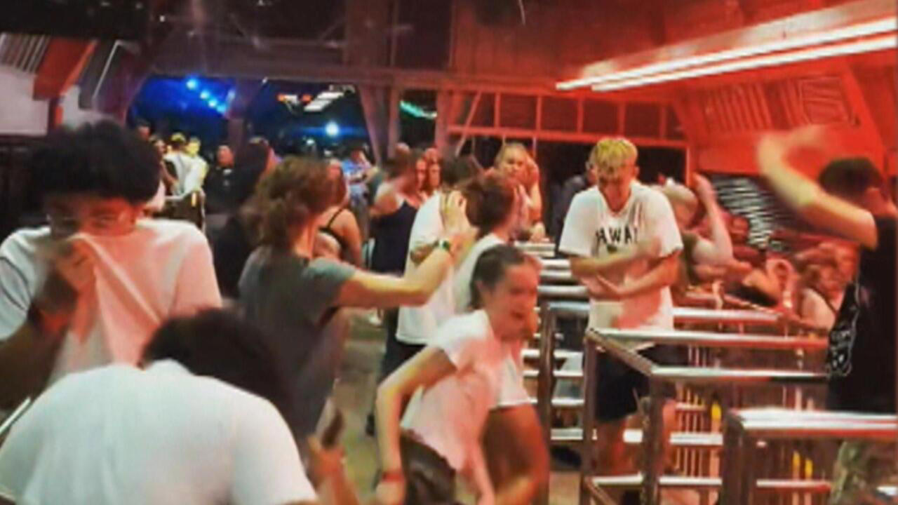 Ohio Amusement Park Guests Swarmed by Mayflies as Insects Emerge From ... Ohio Amusement Park Guests Swarmed by Mayflies as Insects Emerge From ...