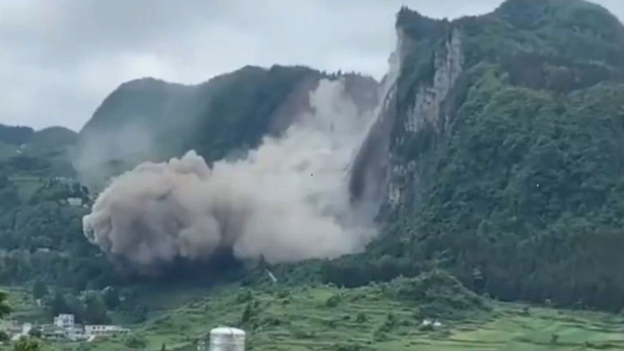 Catastrophic landslide causes emergency evacuation for village in China Catastrophic landslide causes emergency evacuation for village in China