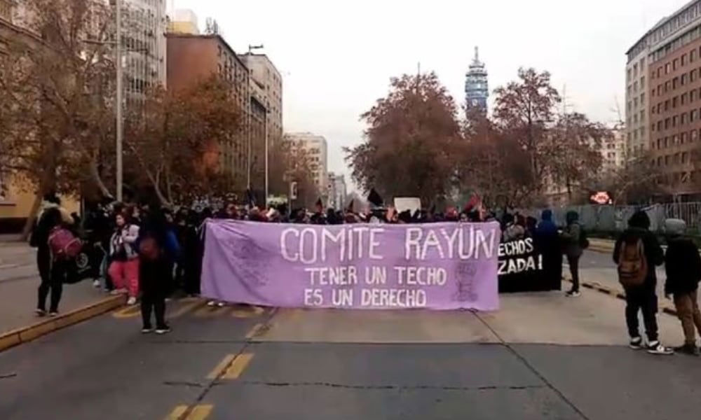 Cerca de 200 personas se manifiestan y cortan la Alameda en Santiago ... Cerca de 200 personas se manifiestan y cortan la Alameda en Santiago ...