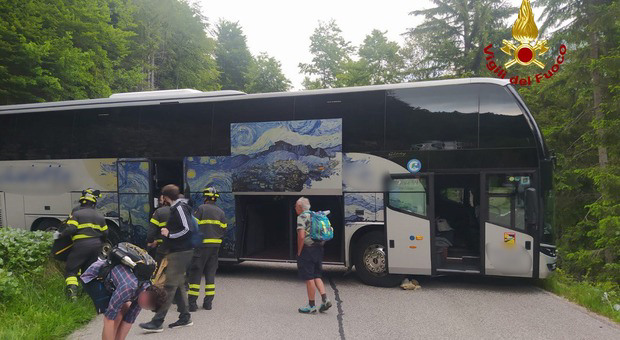 Asiago. Bus carico di turisti resta incastrato su un tornante: a bordo ... Asiago. Bus carico di turisti resta incastrato su un tornante: a bordo ...