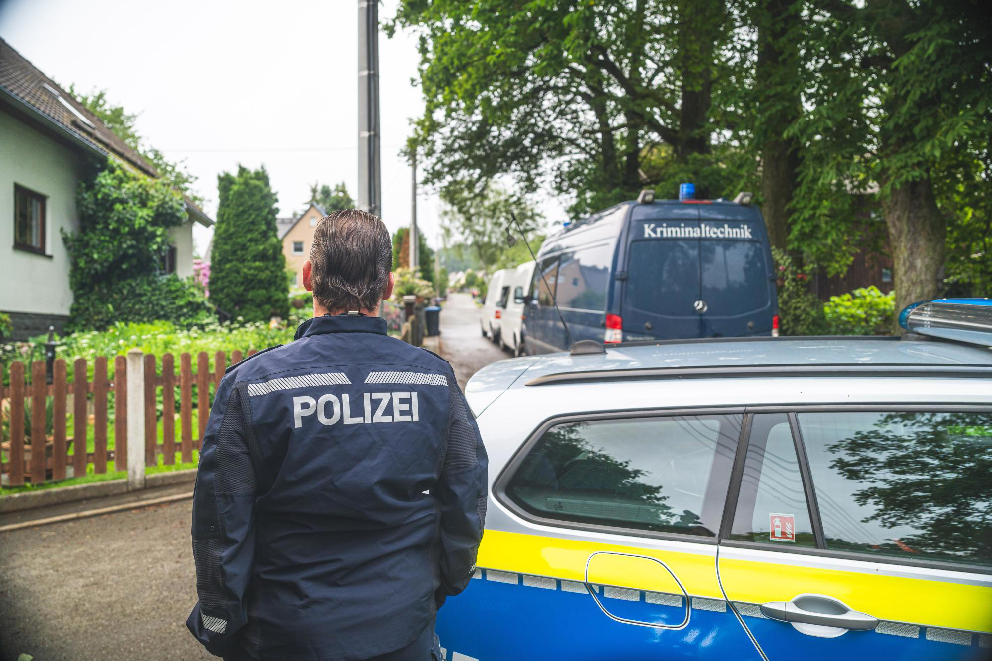 Mann stach auf Frau und 3 Kinder ein und legt danach Feuer Mann stach auf Frau und 3 Kinder ein und legt danach Feuer