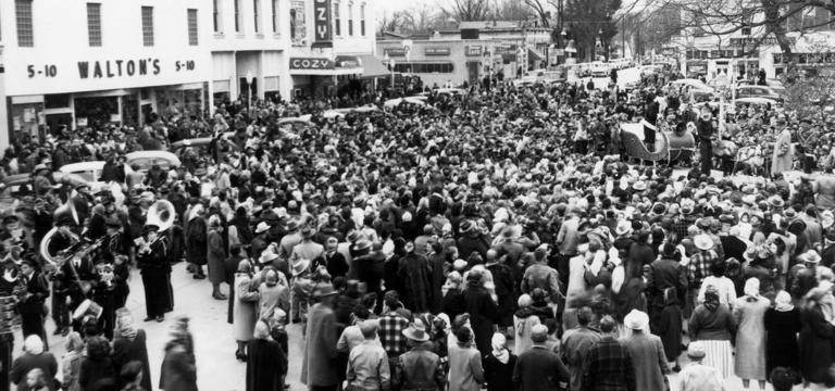 These Vintage Photos Show the Evolution of Walmart