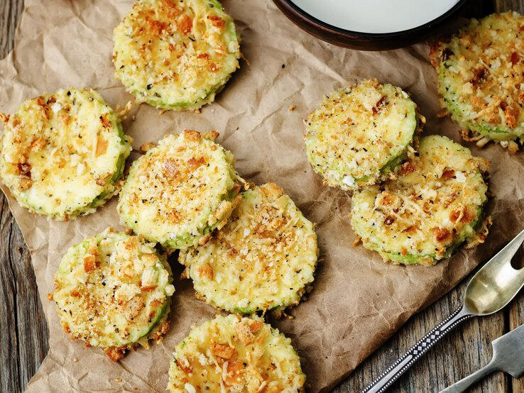 Zucchini paniert mit Parmesan: Dieses Low-Carb-Fingerfood wirst du lieben!