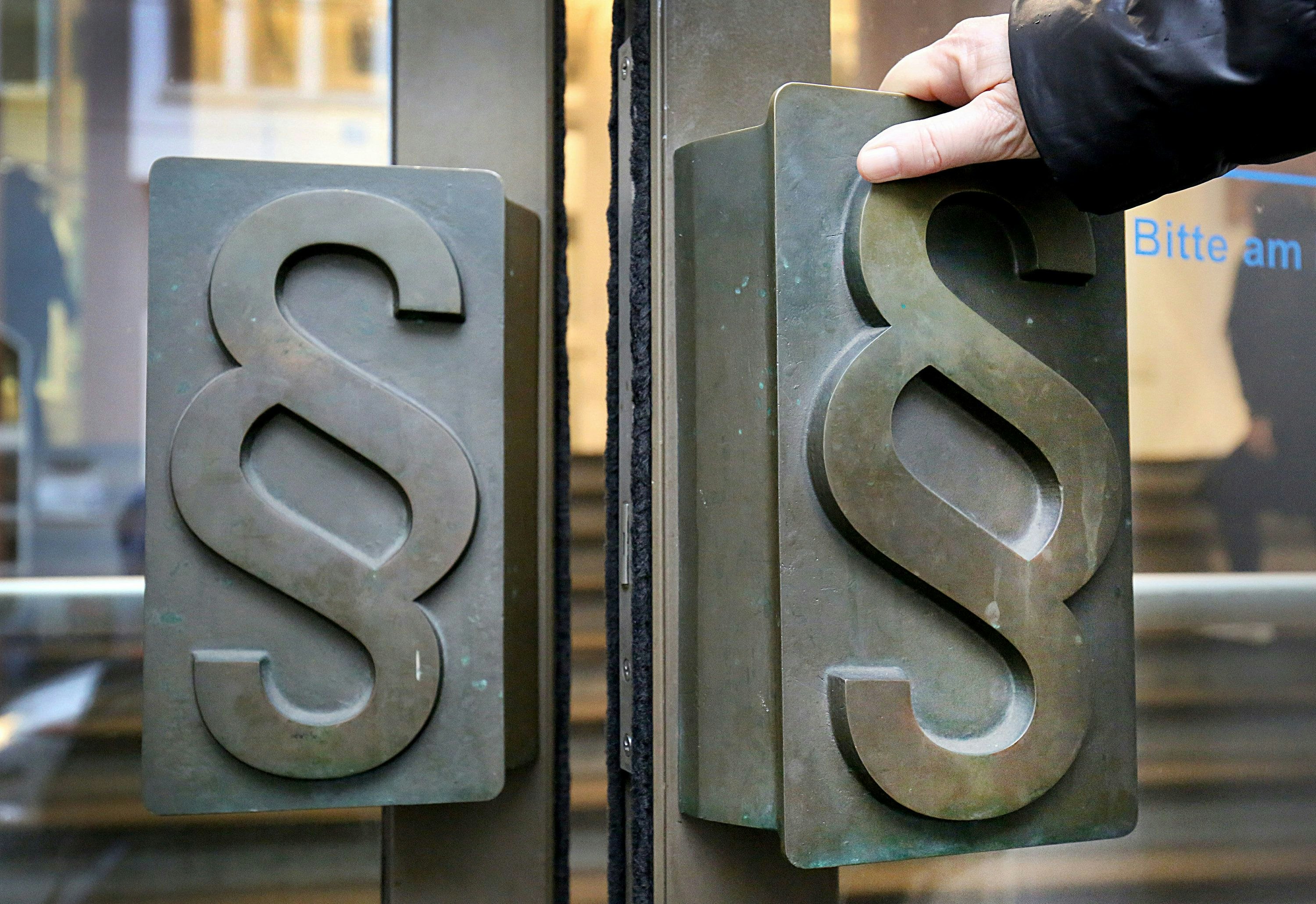 Prozess in Bonn: Versicherungsagent hilft einem Kunden und wird ...