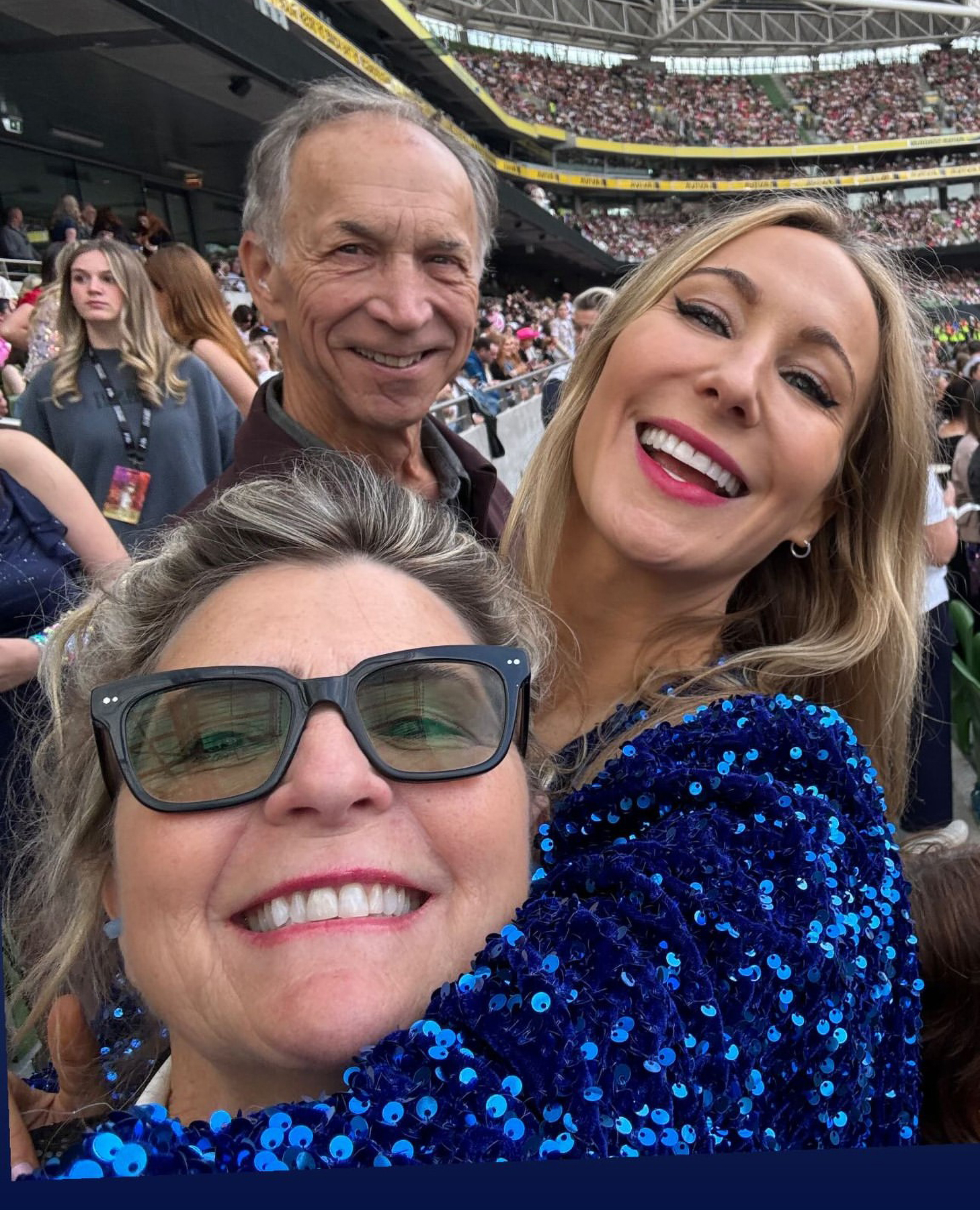 Nikki Glaser walks out to Taylor Swift's 'Style' at 2026 Golden Globe ...