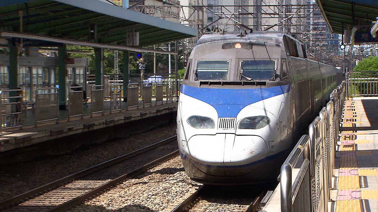 "열차에 사람 치였다" 신고에 KTX 정차…알고 보니 '노숙인 오인'