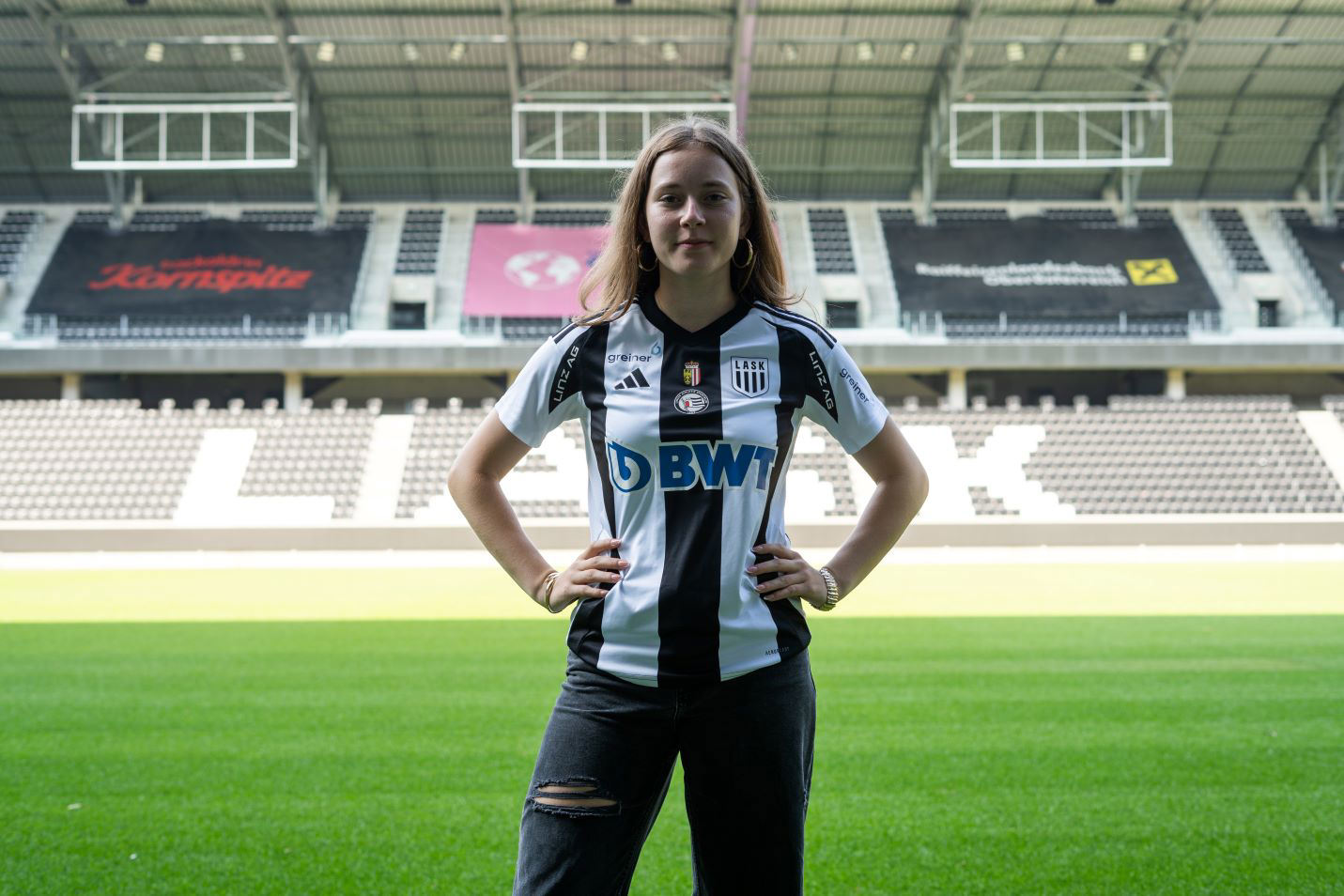 LASK verpflichtet ÖFB-U19-Teamspielerin Jasmin Reiterer von Liga-Konkurrent LASK verpflichtet ÖFB-U19-Teamspielerin Jasmin Reiterer von Liga-Konkurrent