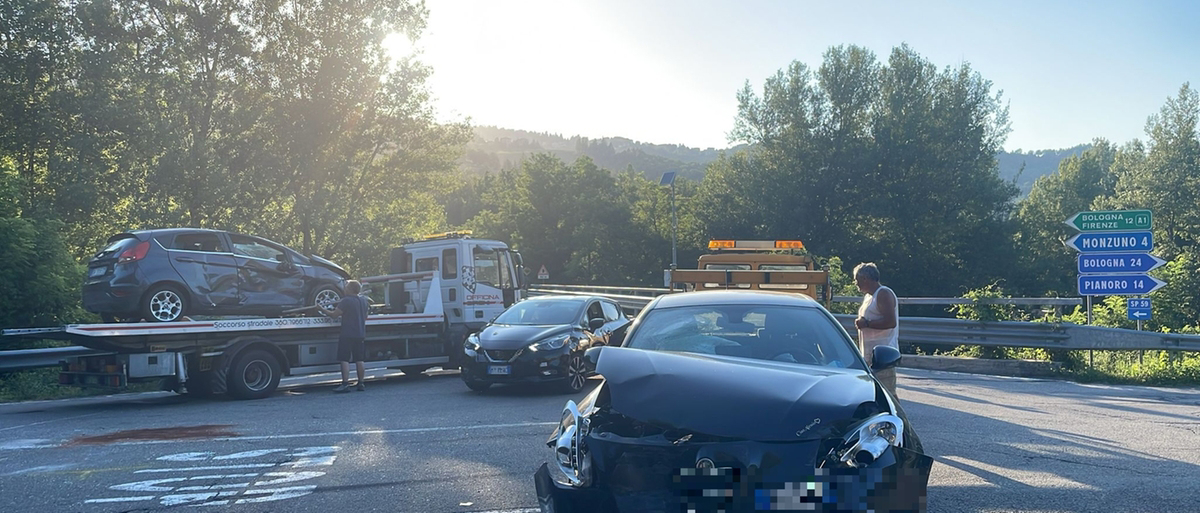 Bologna, incidente frontale sulla Fondovalle Savena: una vettura si ribalta Bologna, incidente frontale sulla Fondovalle Savena: una vettura si ribalta