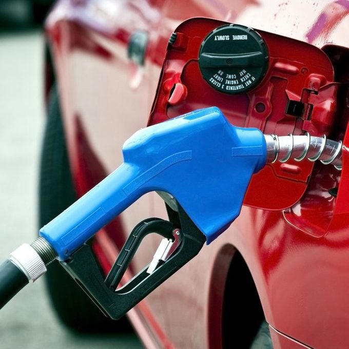 Bad gas pump habits that cost you hundreds each year