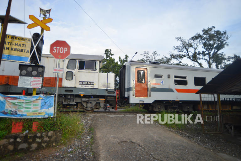 Pengendara Motor Hampir Tertabrak Kereta Usai Terobos Perlintasan, Disoraki Warga