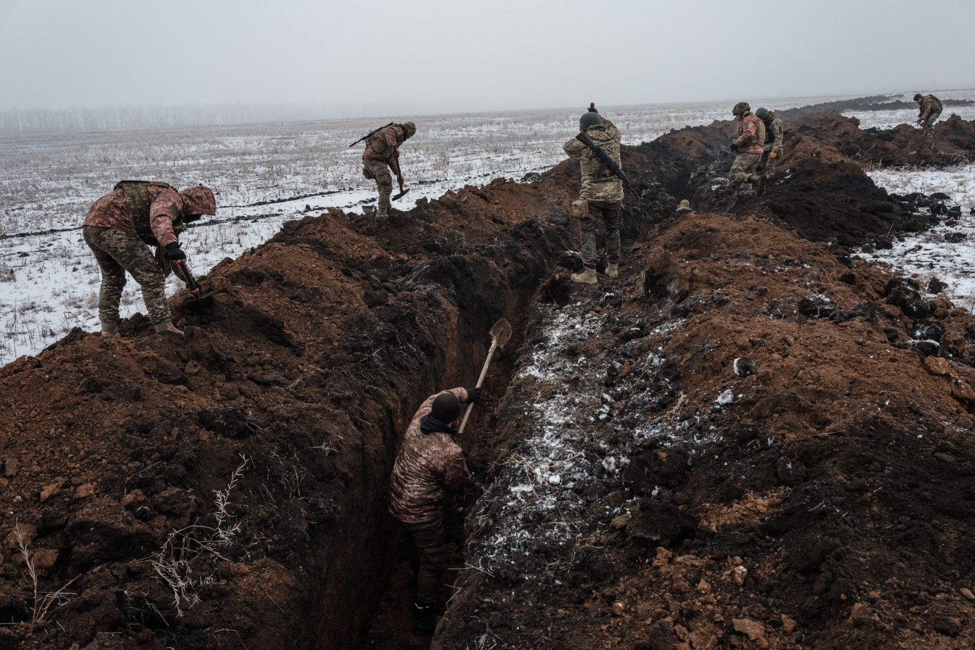 Russian soldiers found an unpleasant surprise while digging a trench