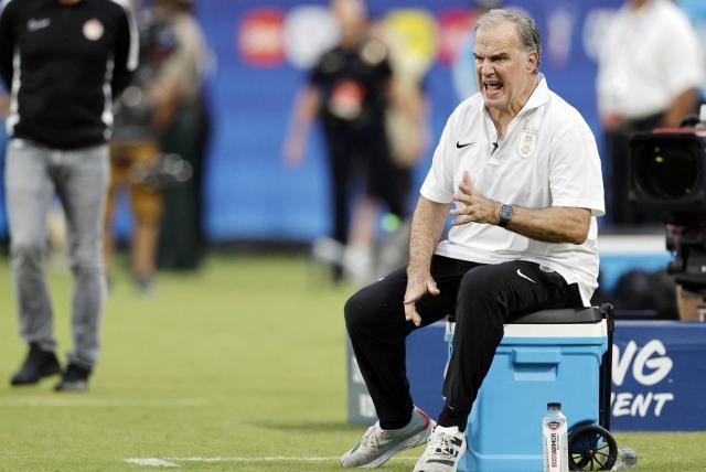Bielsa y una nueva locura: convocó 38 futbolistas a Selección Uruguay