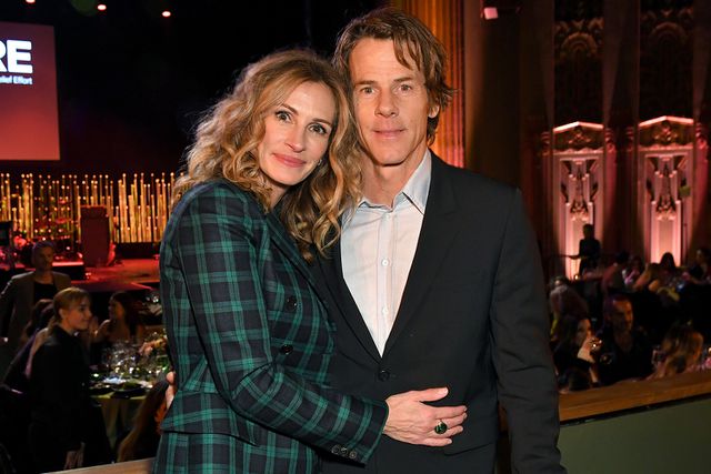 Julia Roberts' Husband Danny Moder Shows Off Silver Gift for 23rd ...