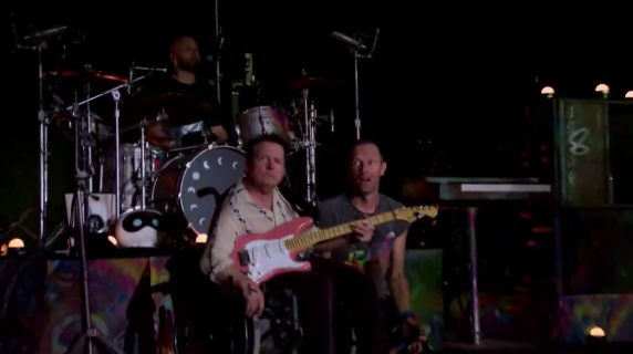 Michael J Fox suona a sorpresa sul palco dei Coldplay a Glastonbury Michael J Fox suona a sorpresa sul palco dei Coldplay a Glastonbury