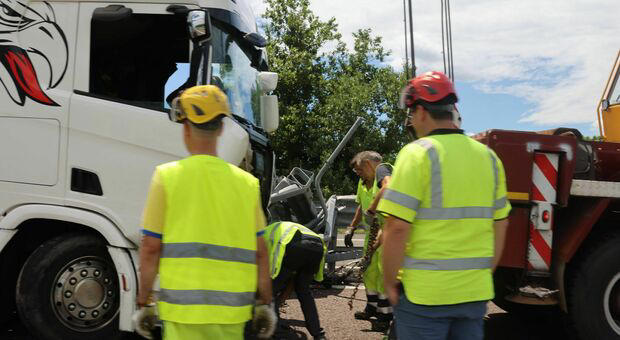 Incidente in A27, camion finisce contro il guardrail: traffico paralizzato Incidente in A27, camion finisce contro il guardrail: traffico paralizzato