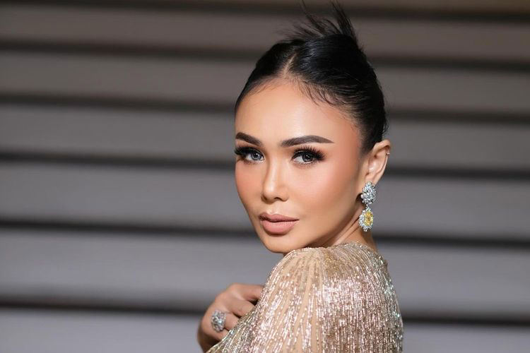Yang Begini Makan Seblak Gak Sih? Potret Yuni Shara Tanpa Keriput Tak ... Yang Begini Makan Seblak Gak Sih? Potret Yuni Shara Tanpa Keriput Tak ...