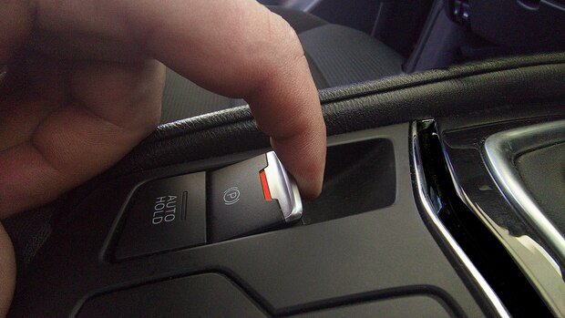 Autofahrt: Dieser Notfall-Handgriff ist auch für Beifahrer wichtig