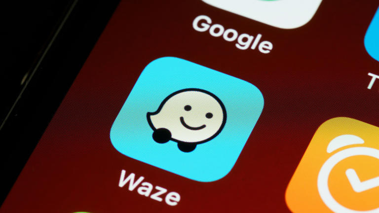 How to use Waze Live Map