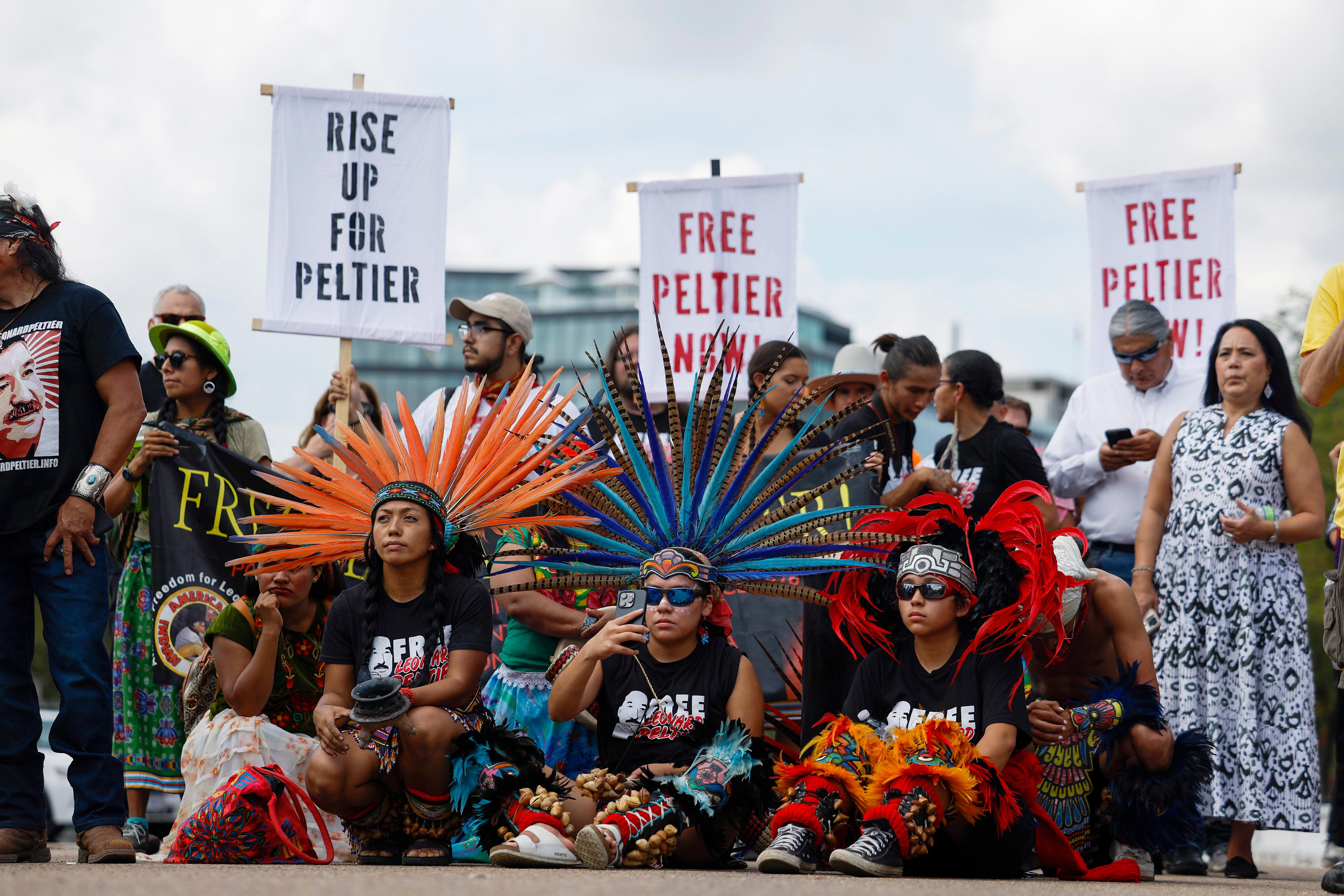 Biden commutes life sentence for activist Leonard Peltier in FBI ...
