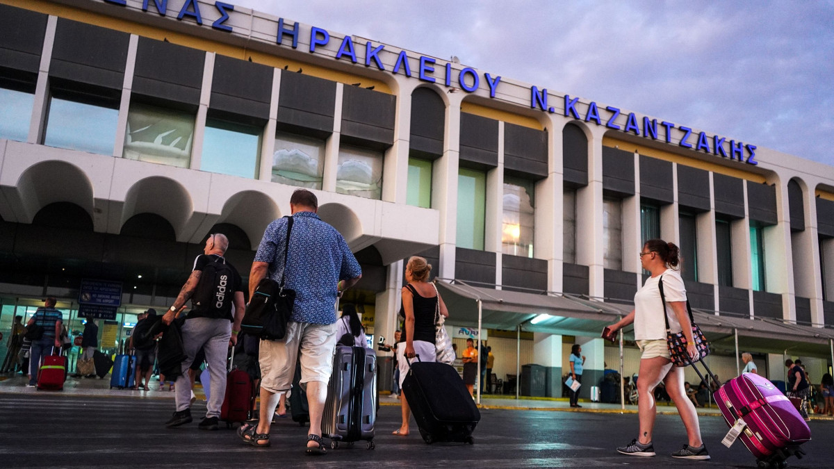 Μεθυσμένη τουρίστρια έκανε άνω κάτω την πτήση - Συνελήφθη στο ...
