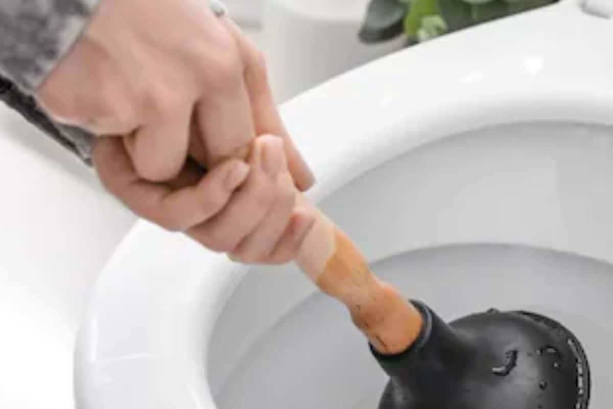 3 Simple And Easy Hacks To Unclog Toilets 3 Simple And Easy Hacks To Unclog Toilets