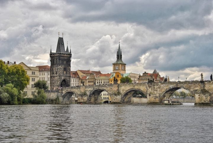Ponte histórica de Praga possui estátua ligada à sorte