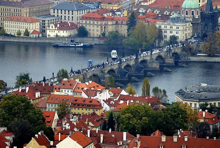 Ponte histórica de Praga possui estátua ligada à sorte