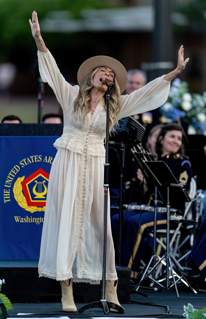 LeAnn Rimes rushes off stage during performance after her teeth fall out