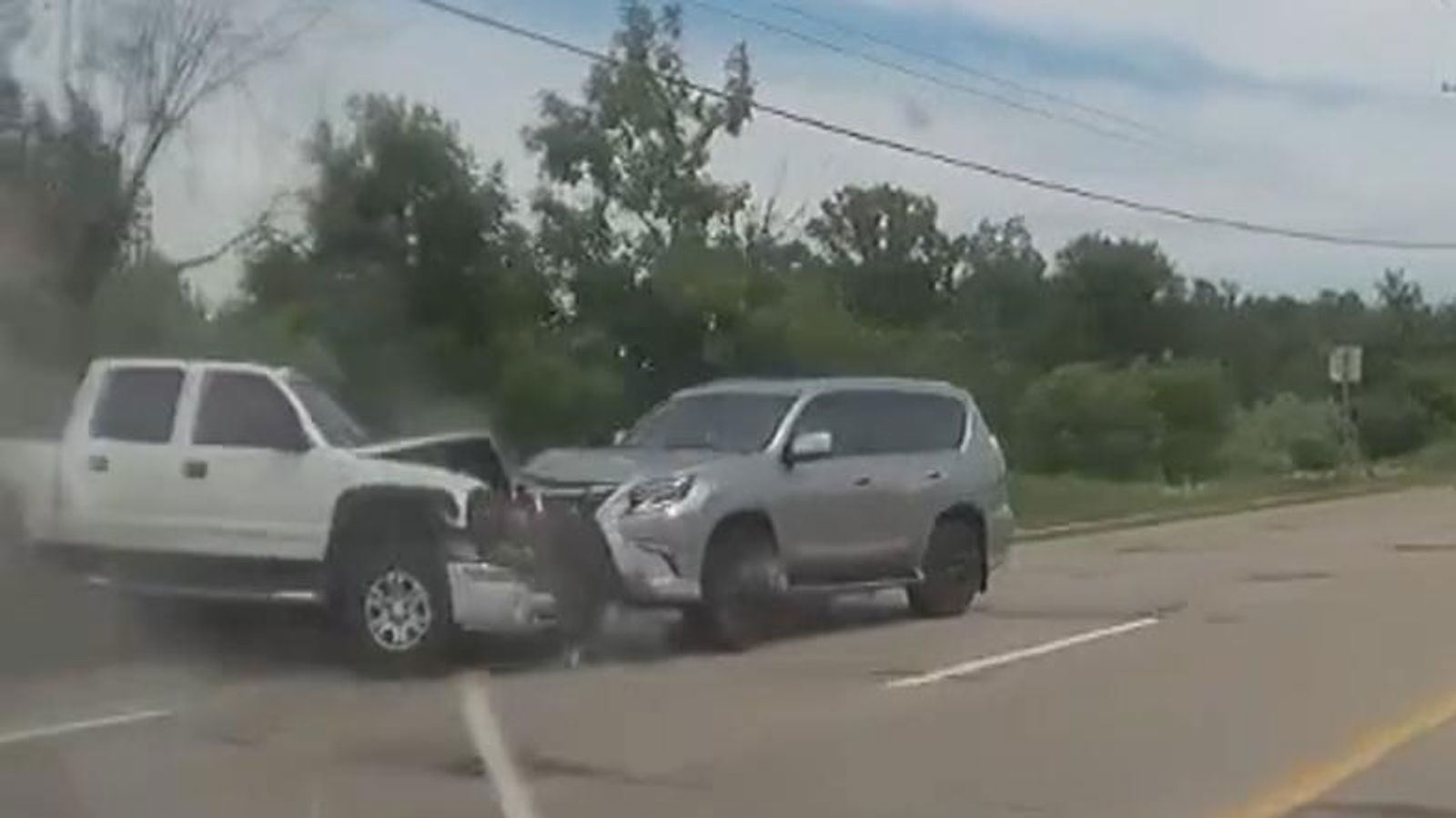 Police chase ends in crash Police chase ends in crash