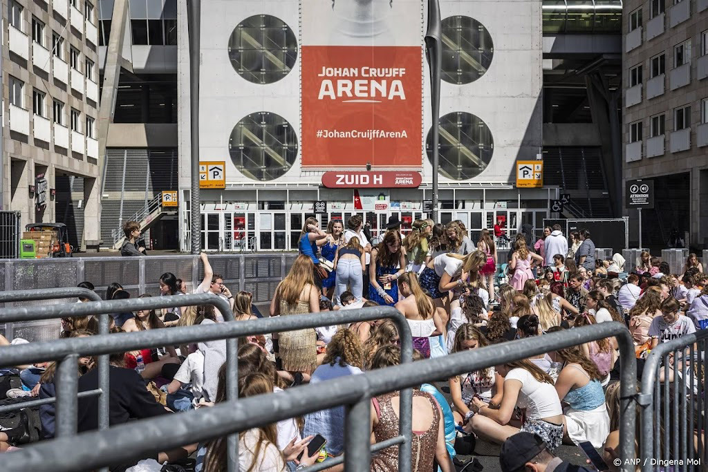 Duizenden Swift-fans in lange rijen voor ingangen ArenA Duizenden Swift-fans in lange rijen voor ingangen ArenA