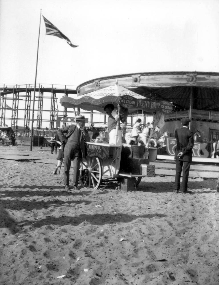 Blackpool Retro: 27 amazing retro pictures showing how Blackpool beach ...