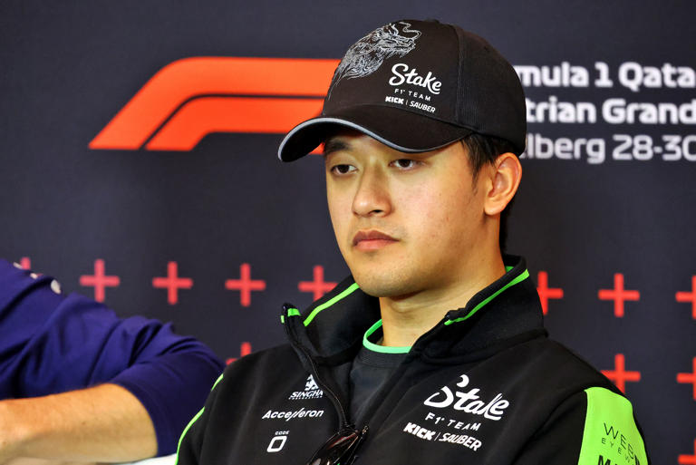 Zhou n'est pas impressionné par Sainz : Zhou n'est pas impressionné par Sainz :