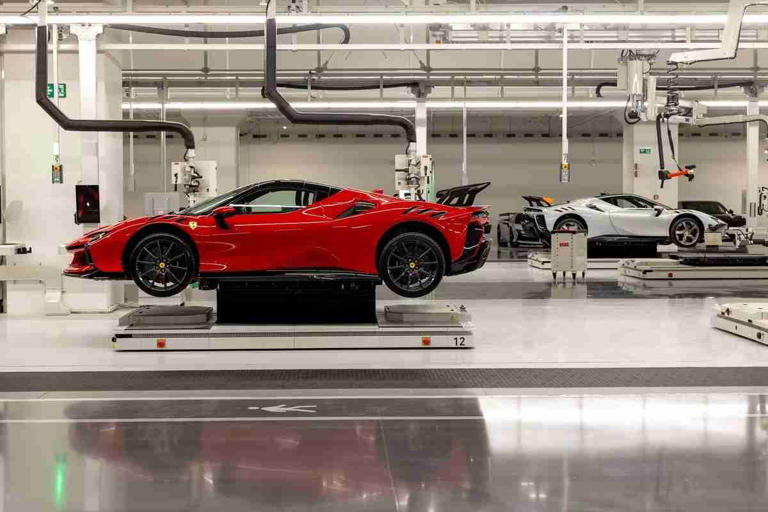Ferrari, nel 2030 il 60% dei modelli sarà elettrificato