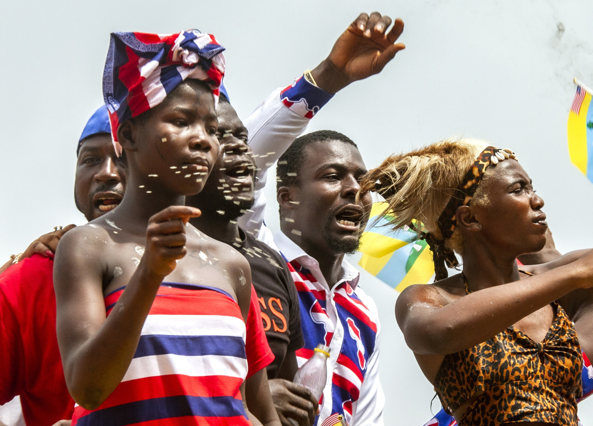 Which countries have the tallest and shortest populations?