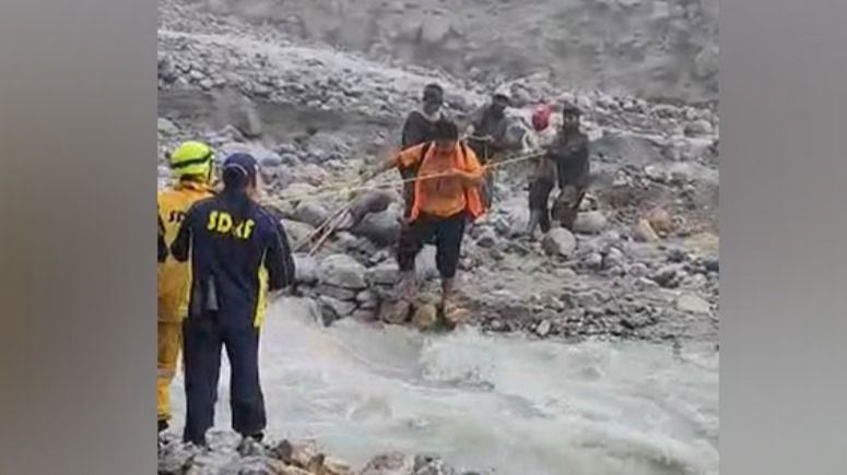 2 Pilgrims Washed Away, Several Stranded As Temporary Bridge Collapses ... 2 Pilgrims Washed Away, Several Stranded As Temporary Bridge Collapses ...