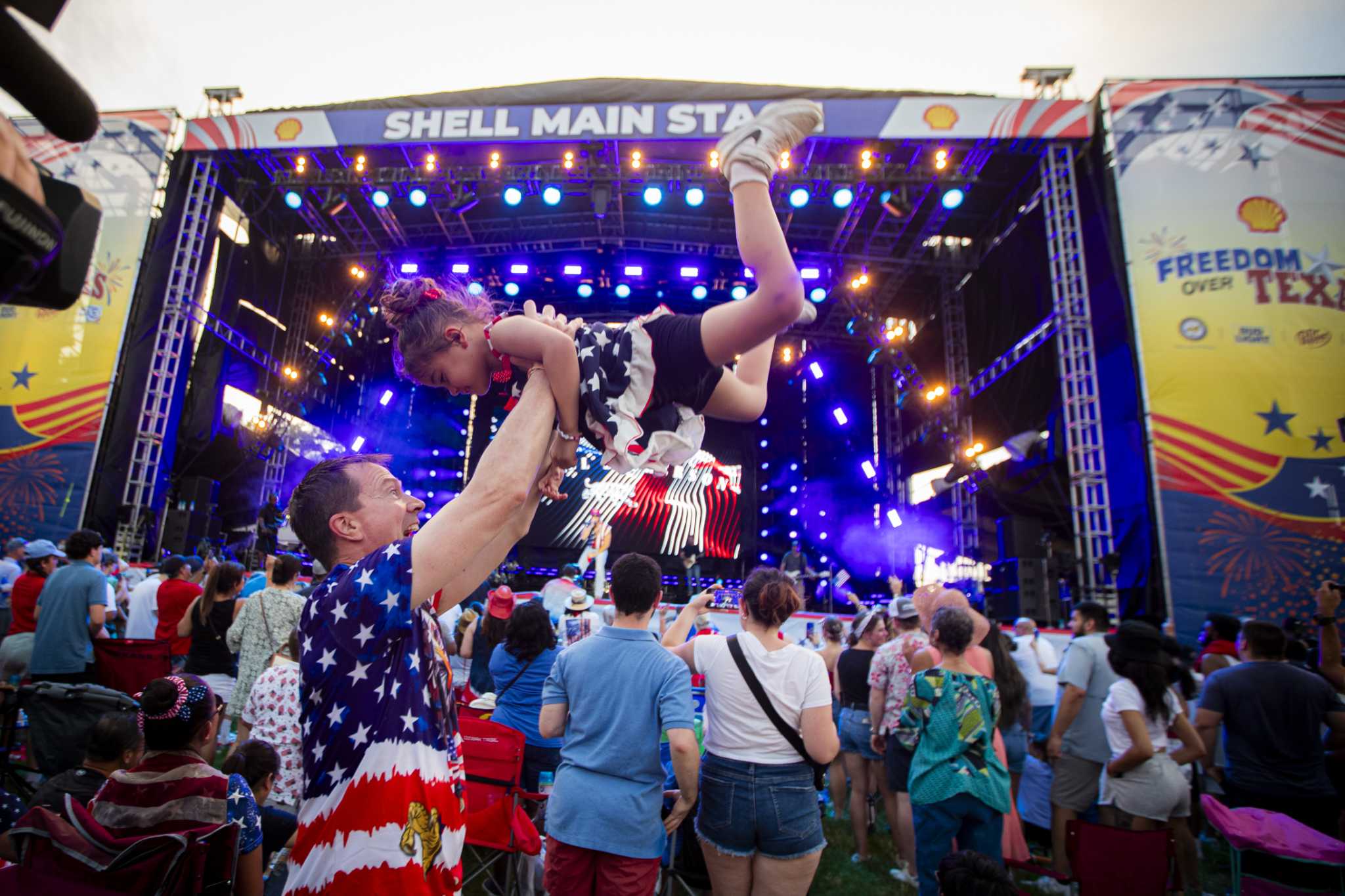 Country stars Lee Brice, Ashley McBryde to perform at Houston's Freedom ...